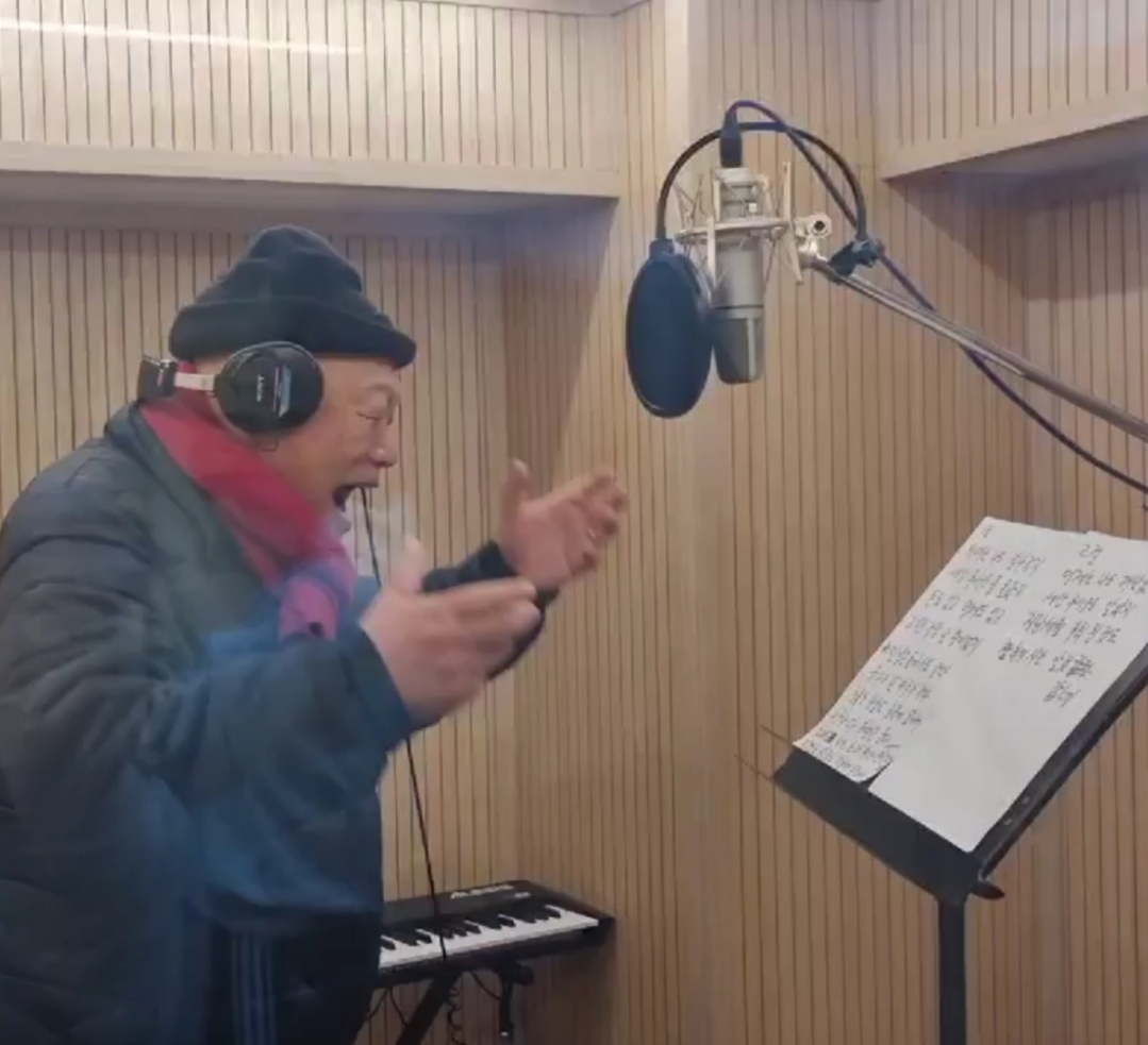 김흥국은 이 곡의 작사에도 참여해 구구절절이 진심을 담았다.