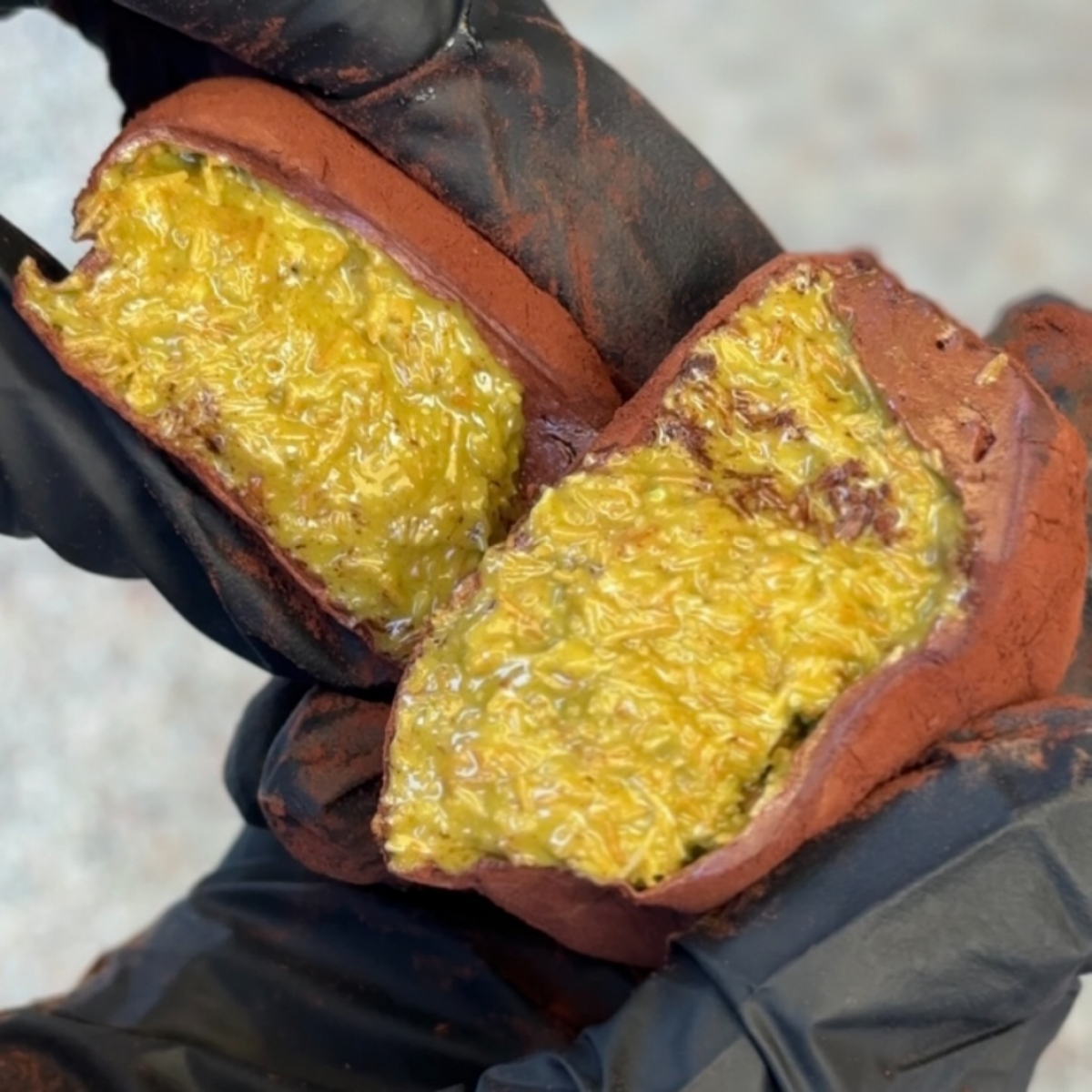 권은비가 운영하는 카페 측은 최근 SNS에 "금은방도 두바이 유행 열차 탑승했어요! 두바이 쫀득 쿠키 출시! 피스타치오 원물 ...